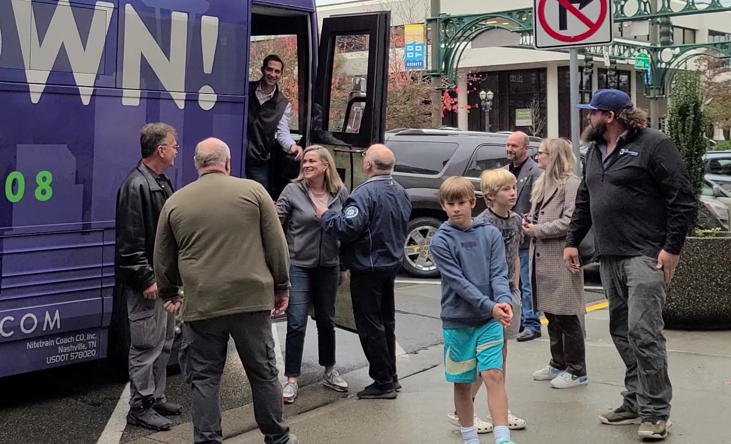 Hundreds attend Tiffany Smiley’s New Mom in Town bus tour in Snohomish ...