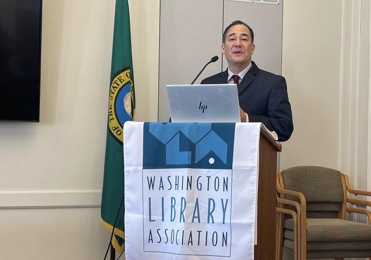 Secretary Hobbs receives Washington Library Association Merit award ...