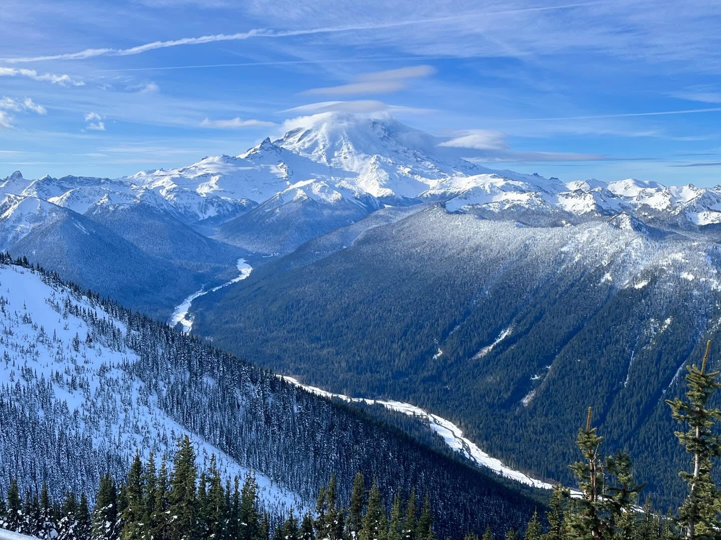 Hundreds of earthquakes swarm Mt. Rainier but eruption not imminent ...