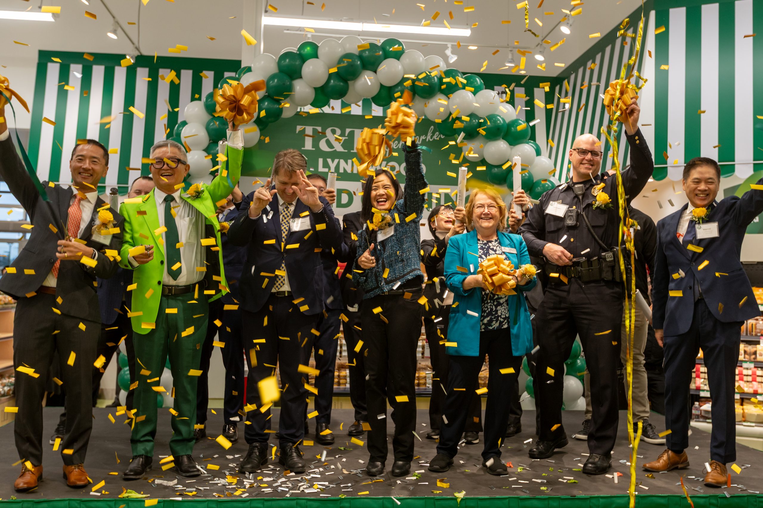 T&T Supermarket holds grand opening ceremony at Lynnwood Crossroads ...