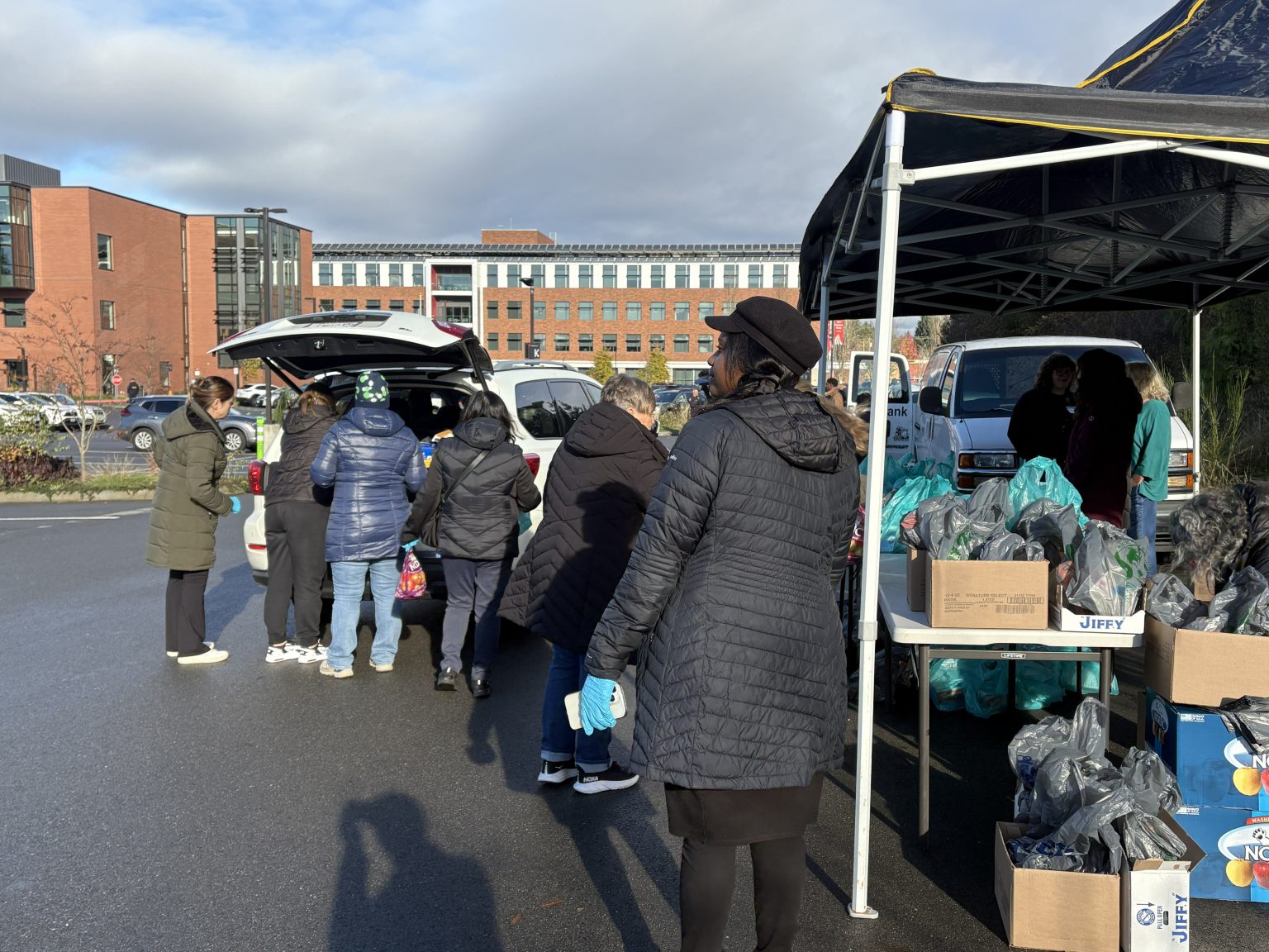 RISNW and Lynnwood Food Bank distribute 150 free Thanksgiving meals - Lynnwood Times