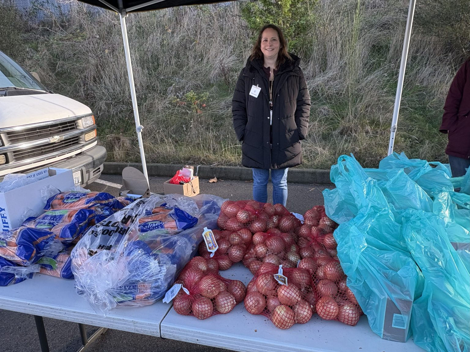 RISNW and Lynnwood Food Bank distribute 150 free Thanksgiving meals - Lynnwood Times